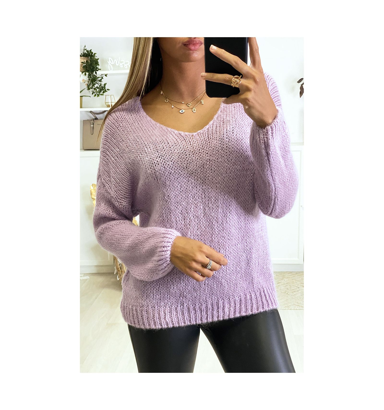 Pull lila tombant composé de laine. Pull femme très chaud