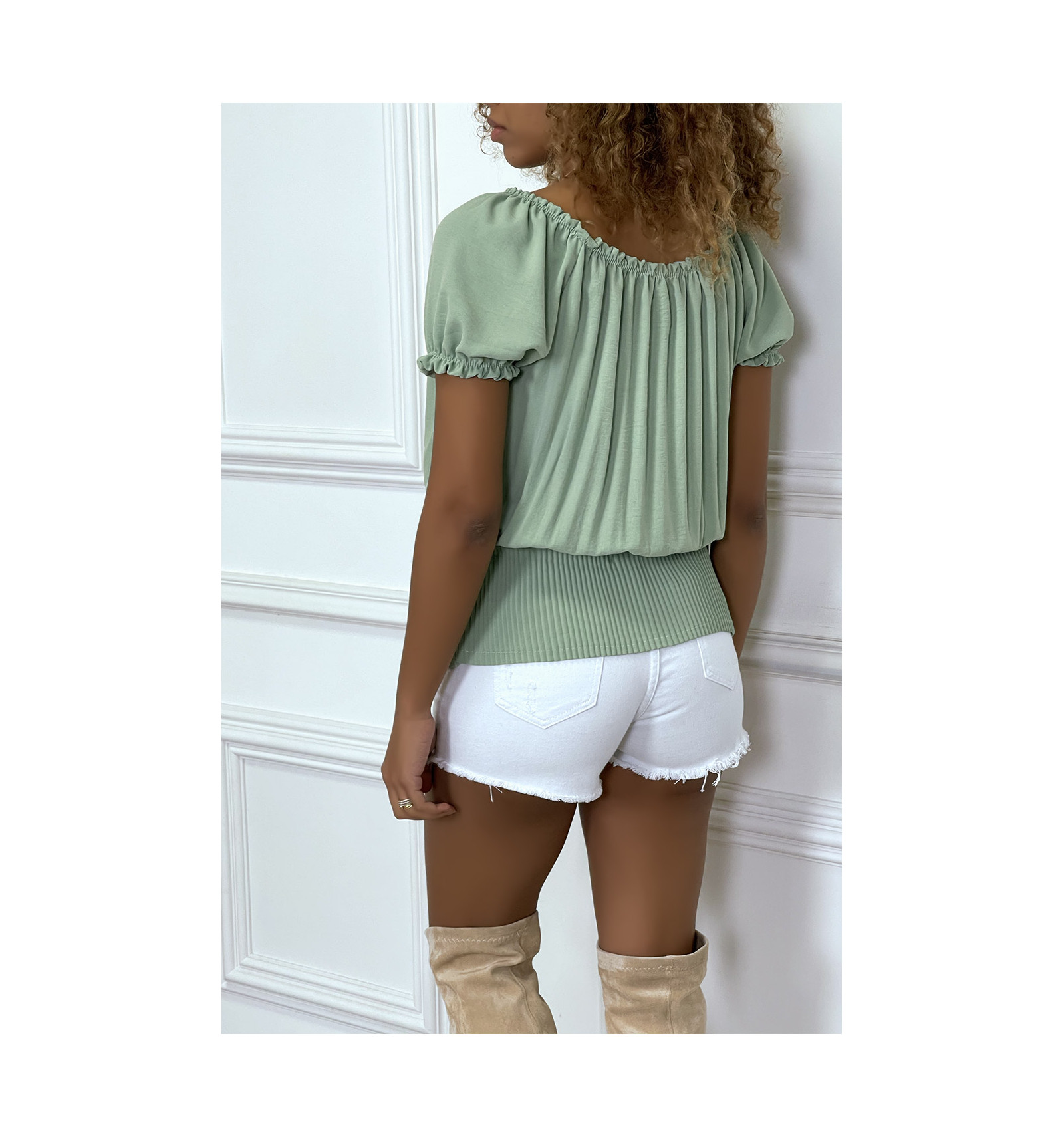 Haut vert d'eau froncée et plissée avec collier