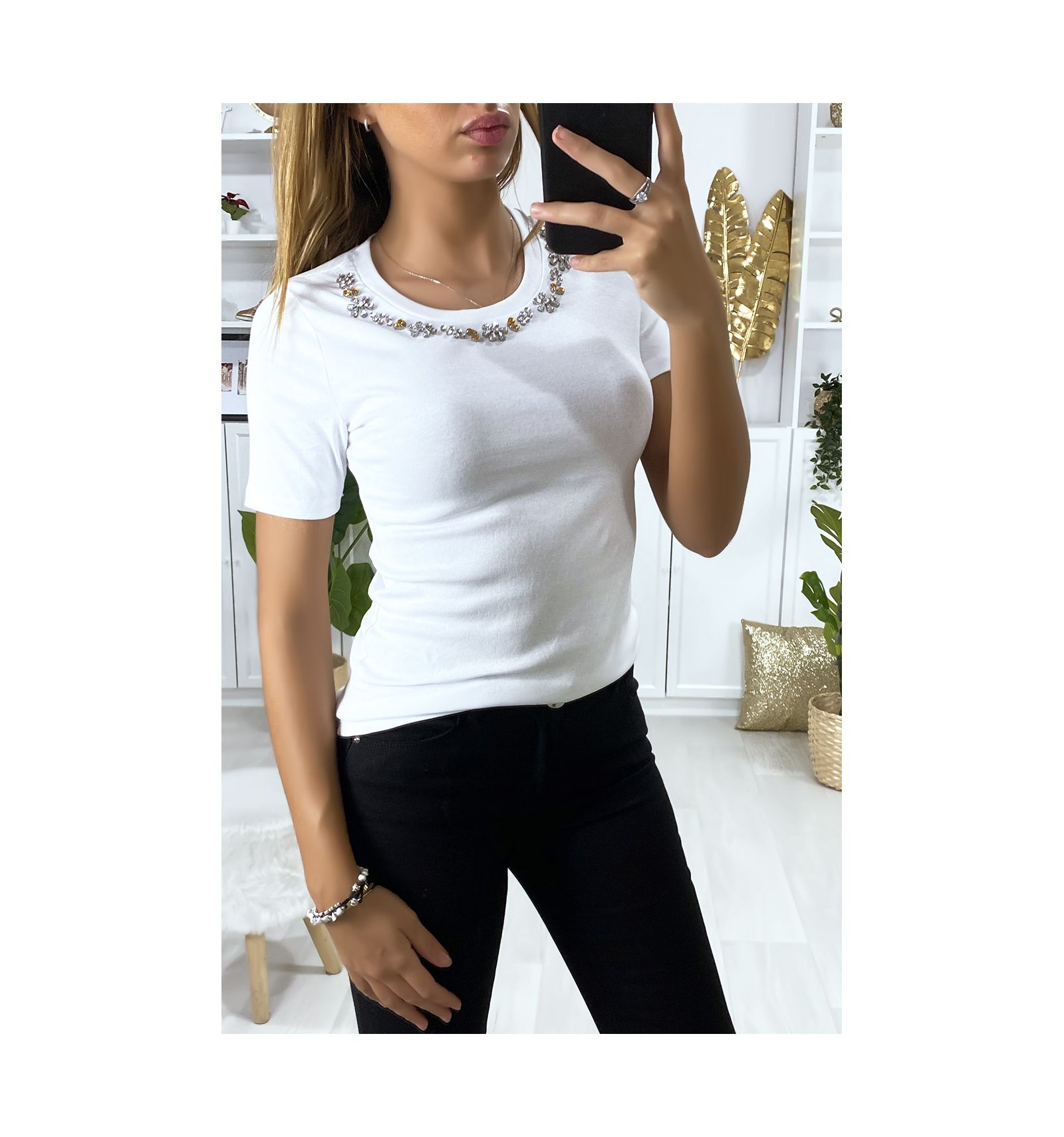 Tee-shirt blanc avec strass au col Tee-shirt blanc avec strass au col